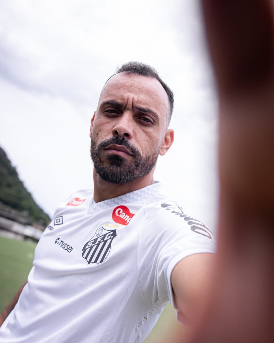 Moisés é anunciado como reforço do Santos e promete "buscar coisas grandes"