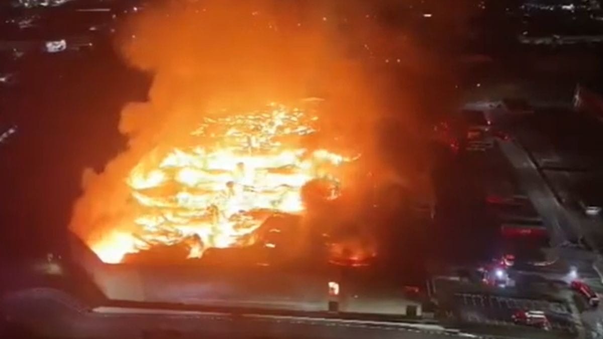 Incêndio de grandes proporções destrói galpão em Arujá, na Grande São Paulo
