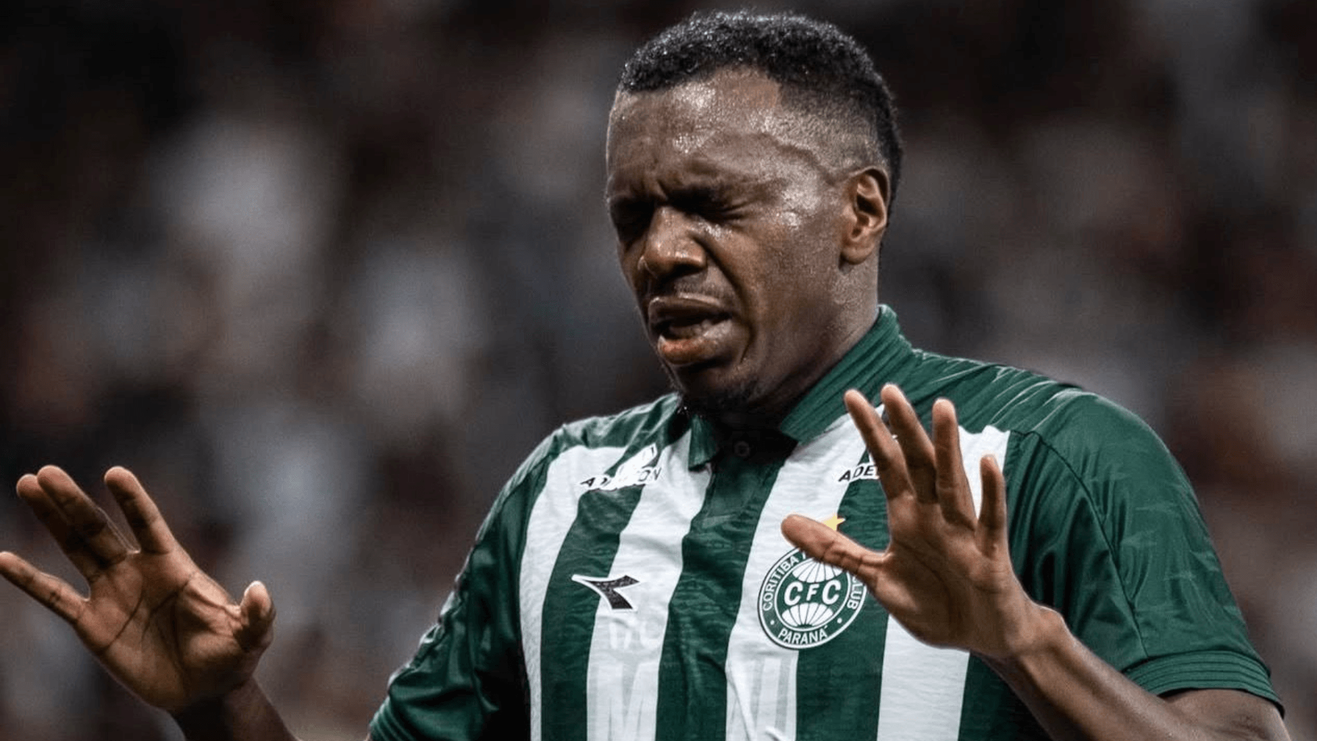 Zagueiro Jacy, do Coritiba, deixa campo de ambulância após bolada no rosto
