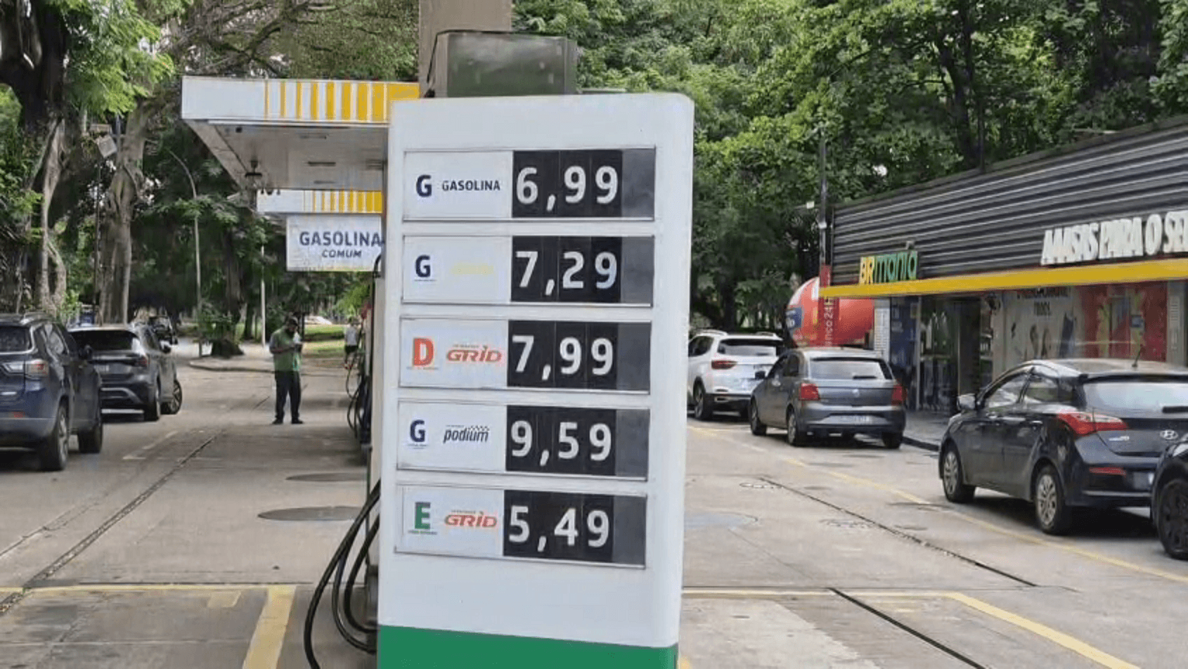 Gasolina chega a R$ 6,99 no Rio e motoristas buscam alternativas
