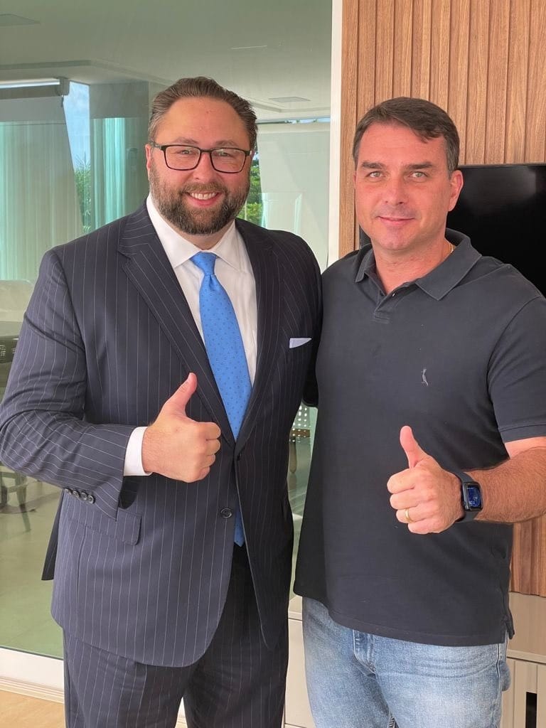 Conselheiro de Trump encontra Flávio Bolsonaro: "Próximo presidente"