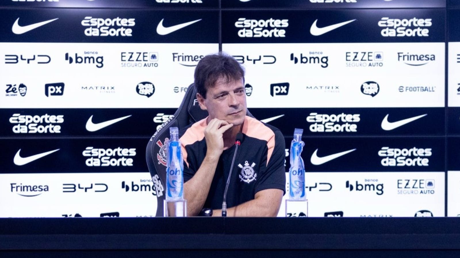 Diniz explica "temperamento explosivo" e cobranças aos jogadores em campo