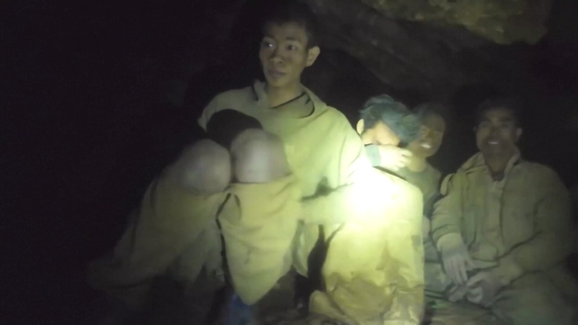 Cinco garimpeiros são encontrados com vida em caverna no Laos