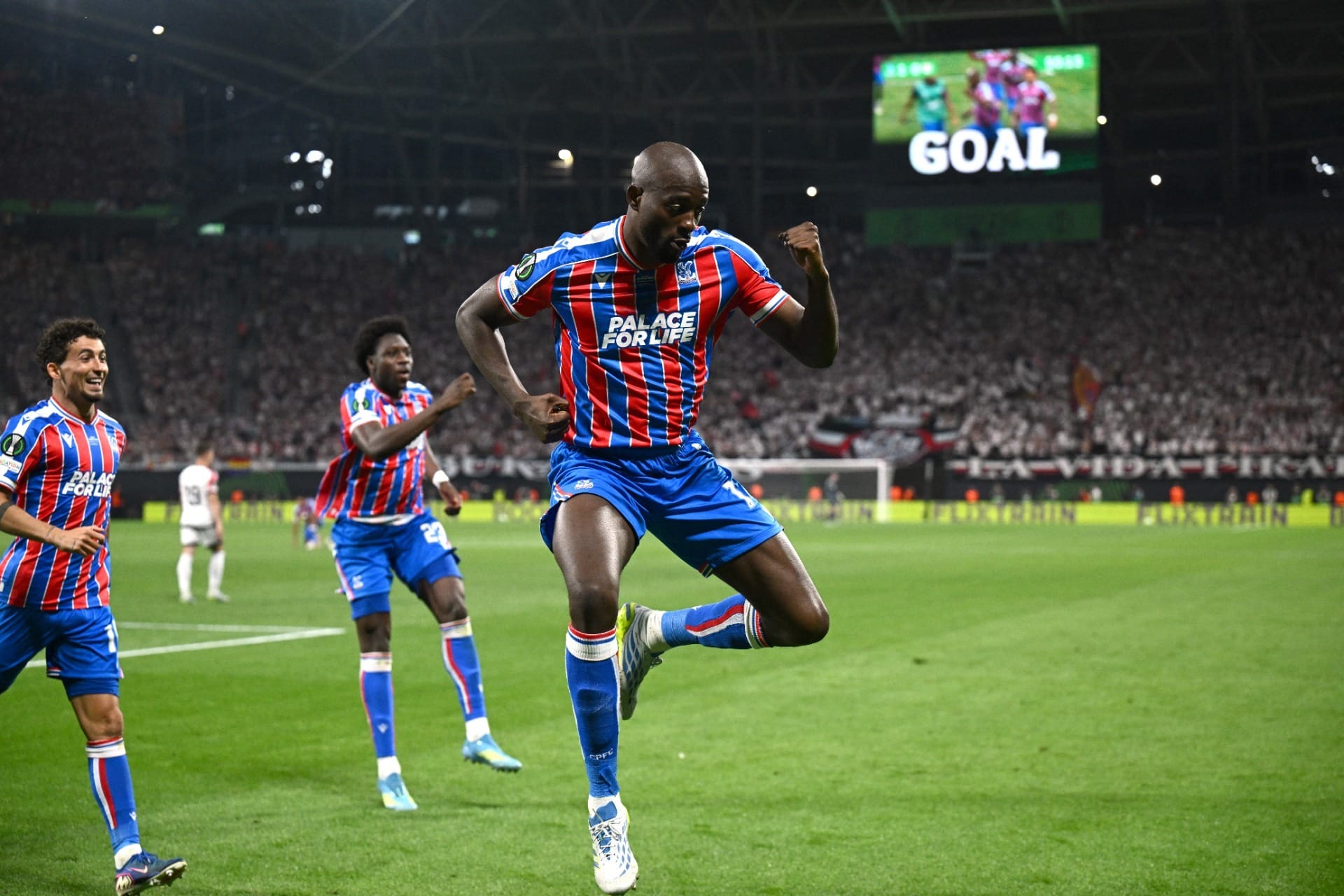 Crystal Palace vence Rayo Vallecano e é campeão da Conference; veja gol