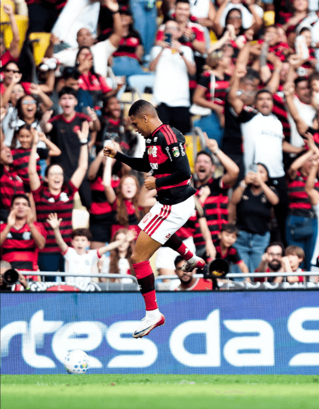 Flamengo supera desfalques, vence Coritiba e retoma "caça" ao Palmeiras