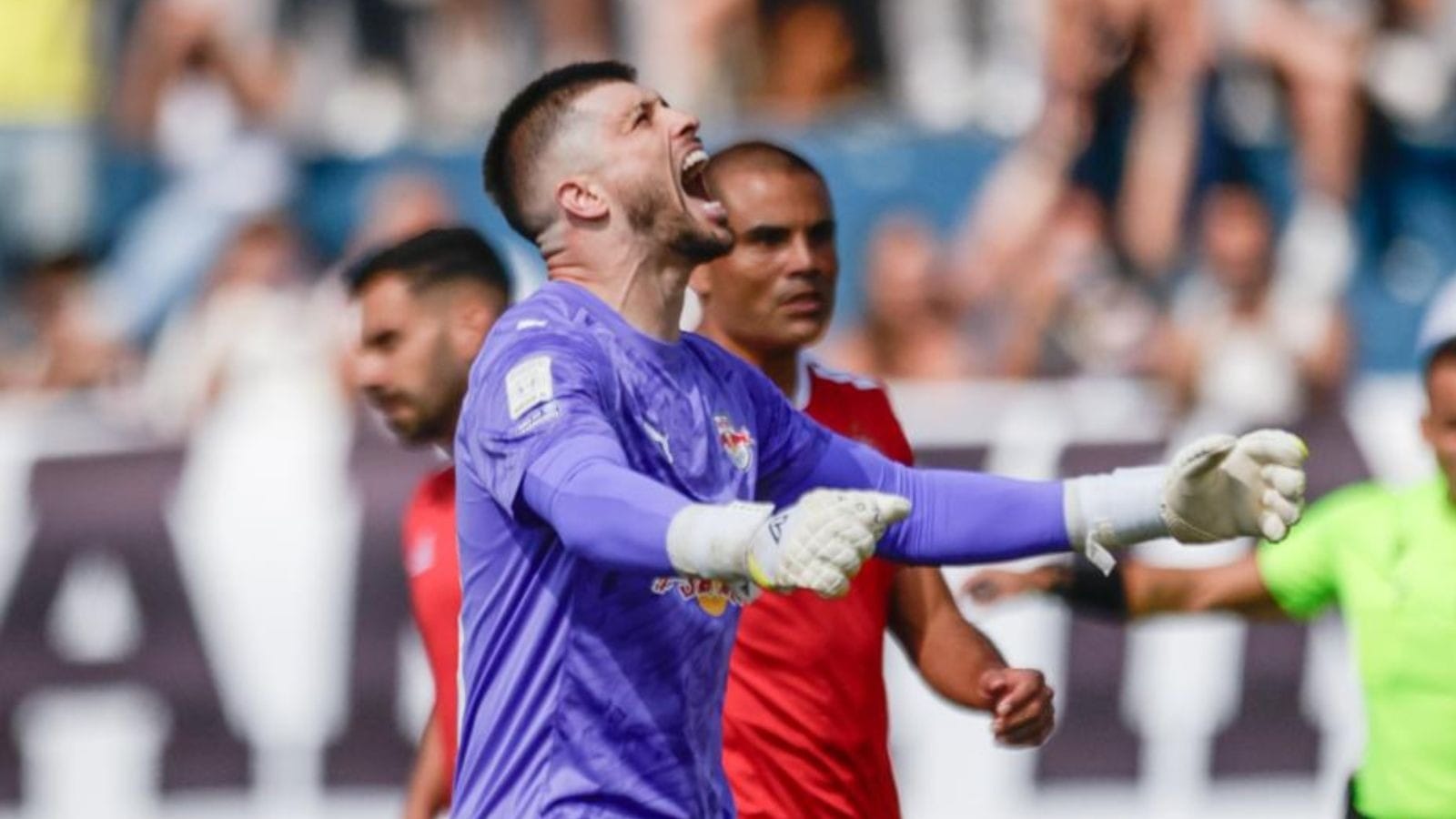Bragantino vence Inter com gol de goleiro e entra no G-5 do Brasileirão