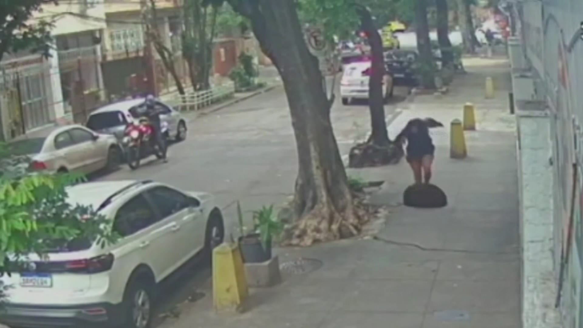 Mulher cai em bueiro após criminosos tentarem furtar tampa no RJ