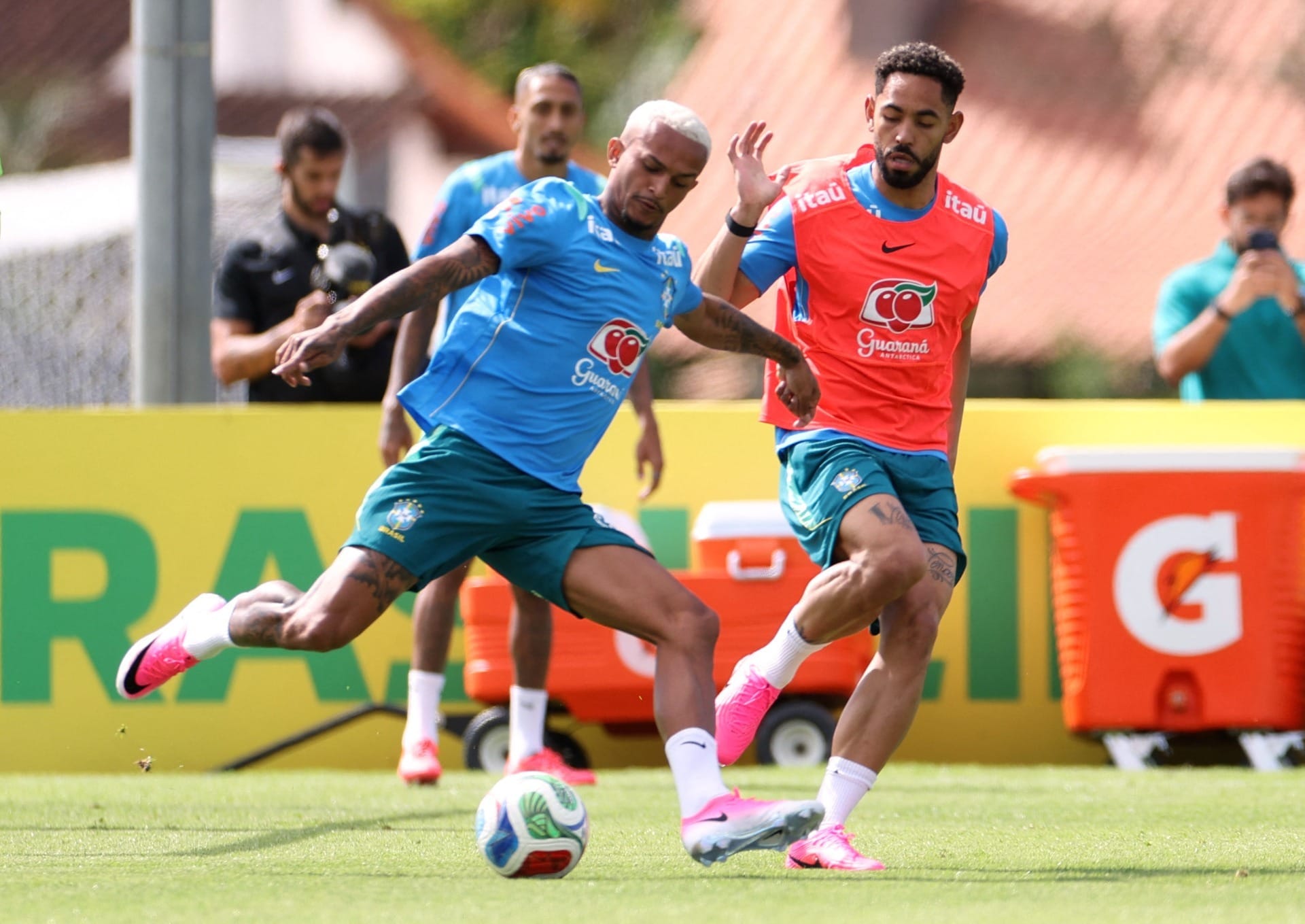 Wesley se contunde em amistoso do Brasil e chora após substituição