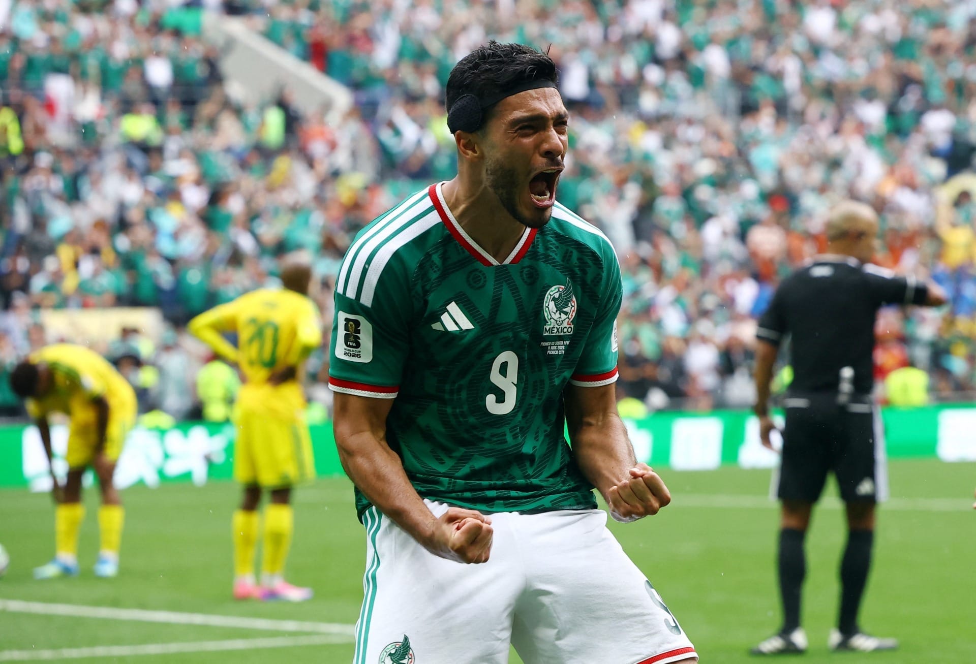 Mexicano que fez gol na Copa quase morreu após choque de cabeça; relembre