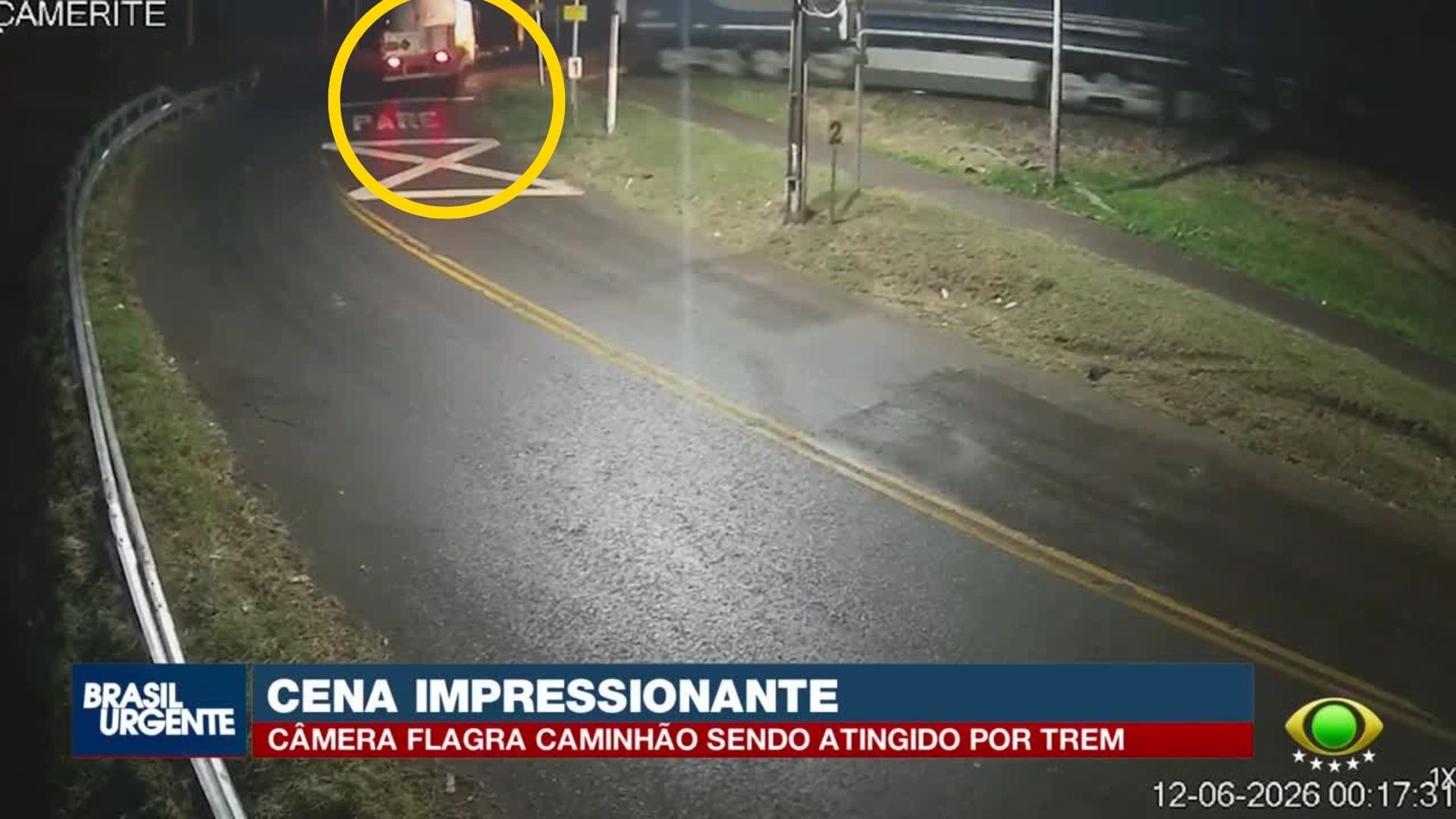 Vídeo: Caminhão com gás de cozinha é atingido por trem no Paraná