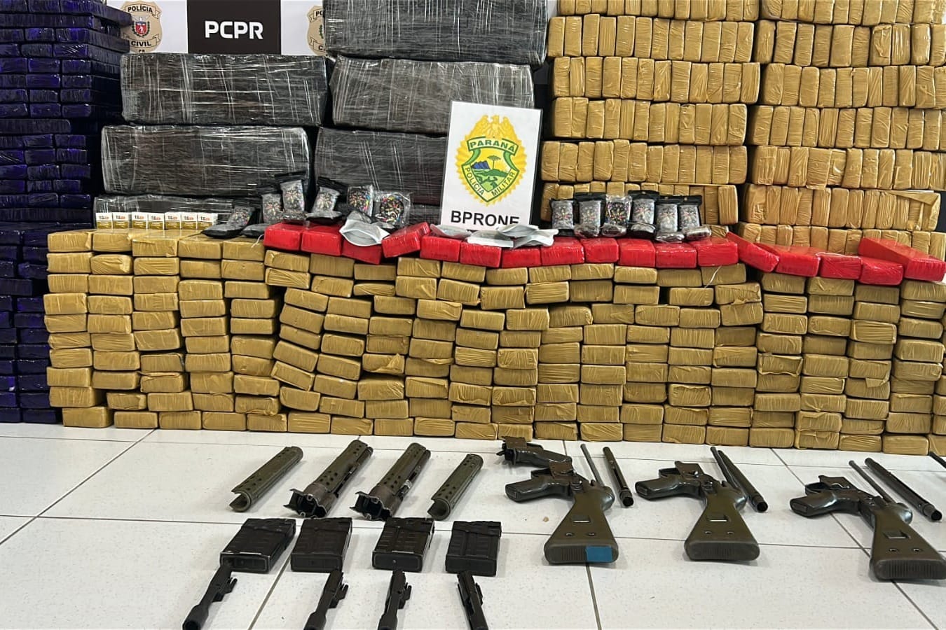 PM do Paraná apreende 660 kg de maconha e peças de fuzil em FRG